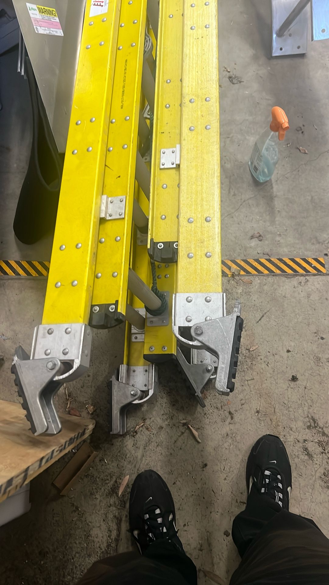 32 Ft Fiber Glass Ladder 375 Lb for Sale in Tustin, CA - OfferUp
