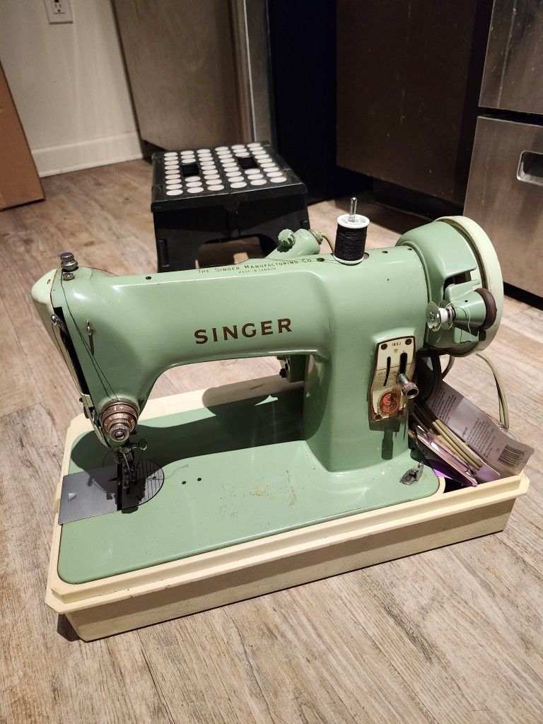 Vintage Singer Sewing Machine Green Portable 185J with Case Rare ...