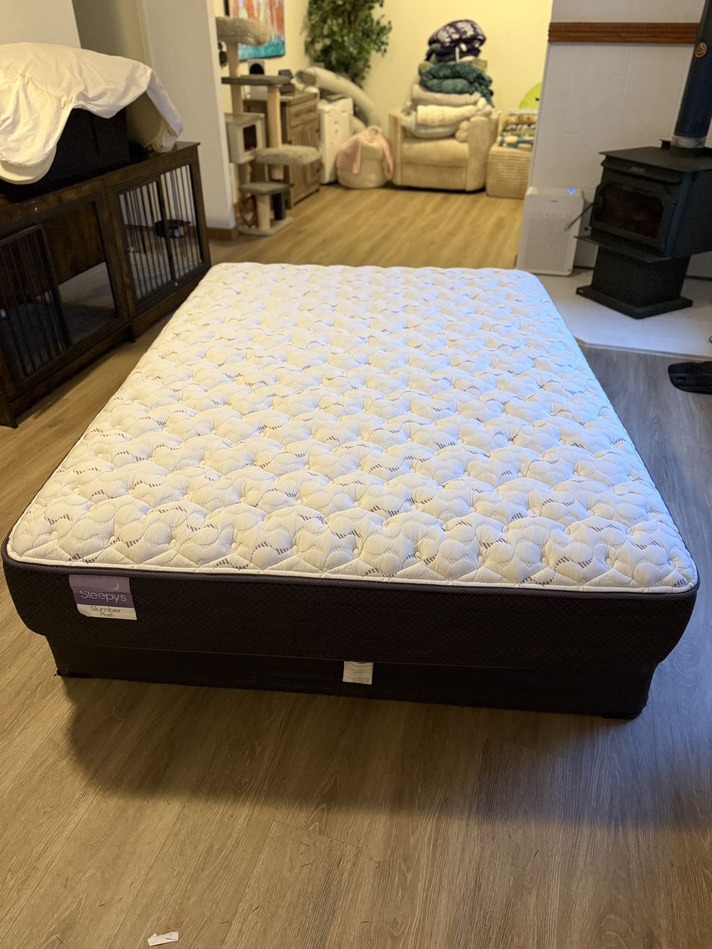 Queen Size Sleepy’s Slumber Plush Mattress & Box Spring for Sale in ...