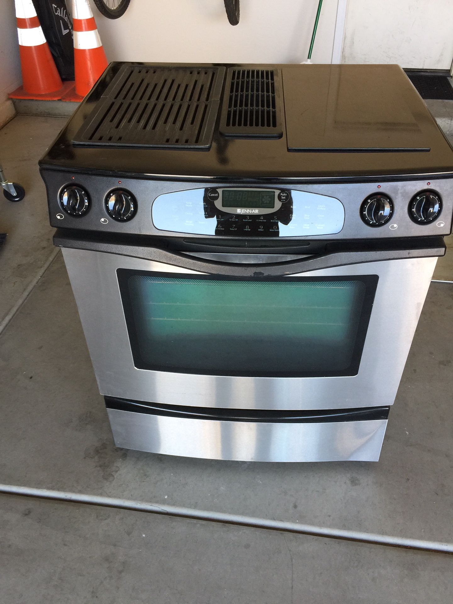 Jenn-air stainless steel stove w/ Grill for Sale in Buckeye, AZ - OfferUp