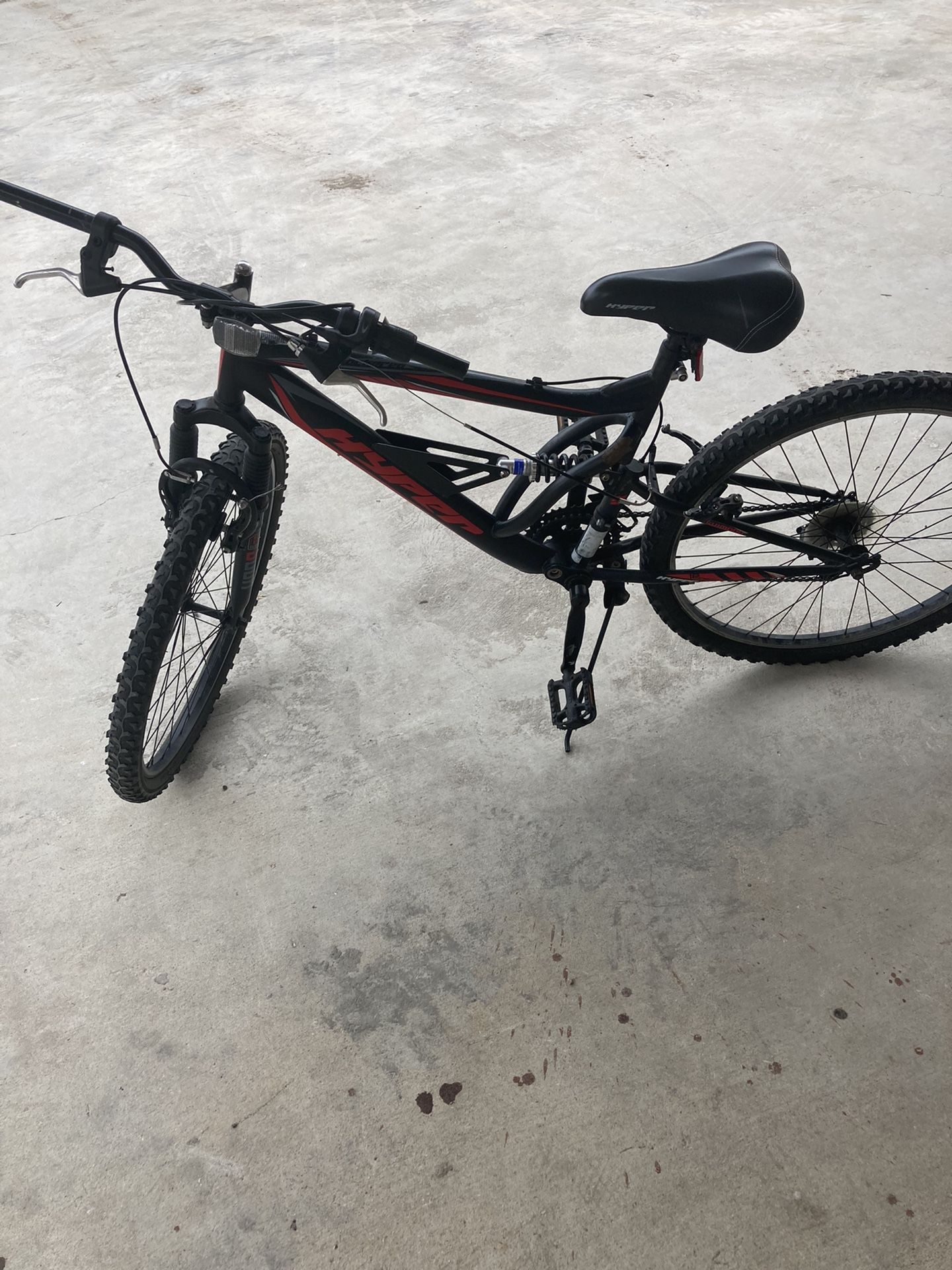 Hyper Bicycle Men's 26 Shocker Mountain Bike, Black