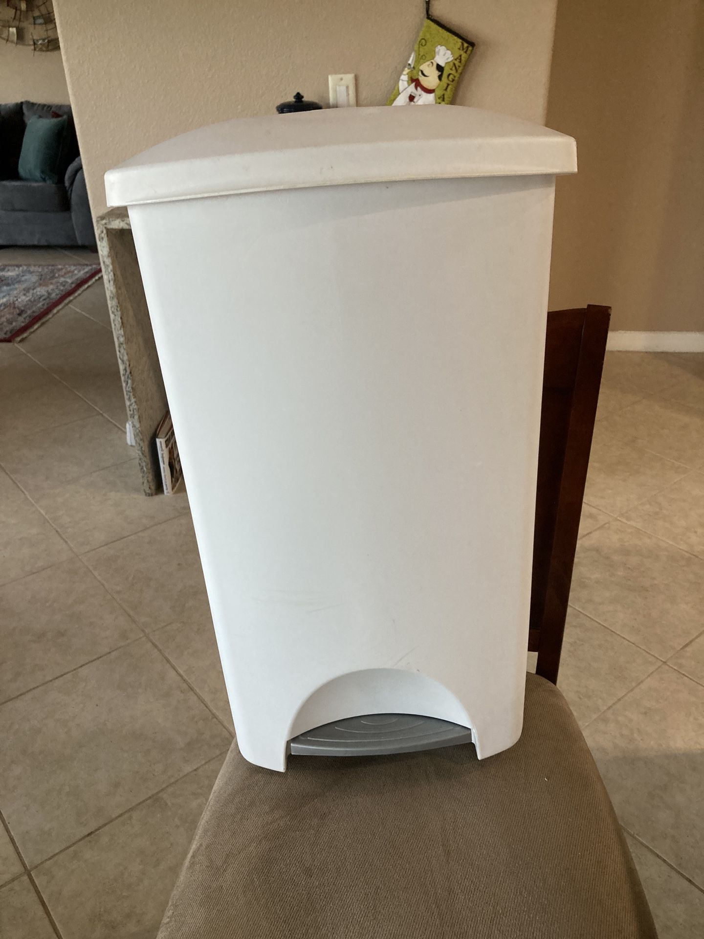 Sterilite Step On Trash Can white) for Sale in Kissimmee, FL - OfferUp