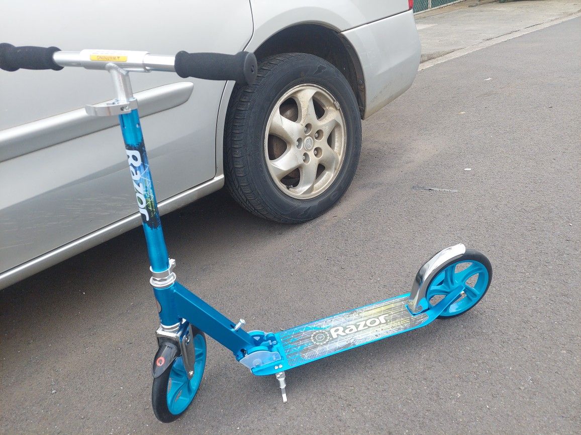 Razor Big Wheel Folding Scooter for Sale in Honolulu, HI - OfferUp