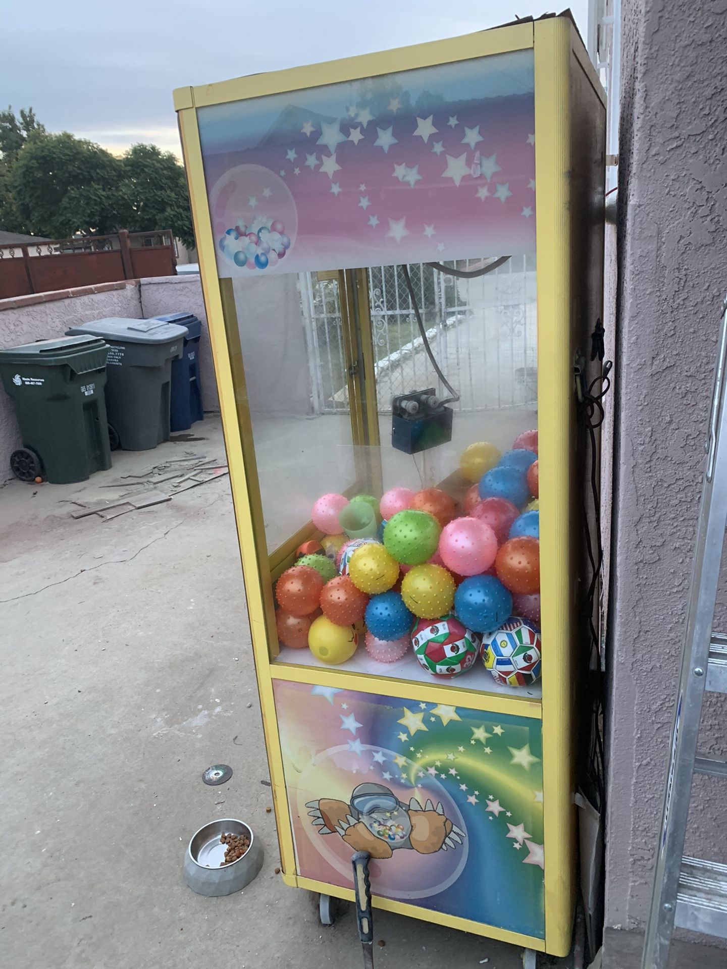 CLAW MACHINE for Sale in Los Angeles, CA - OfferUp