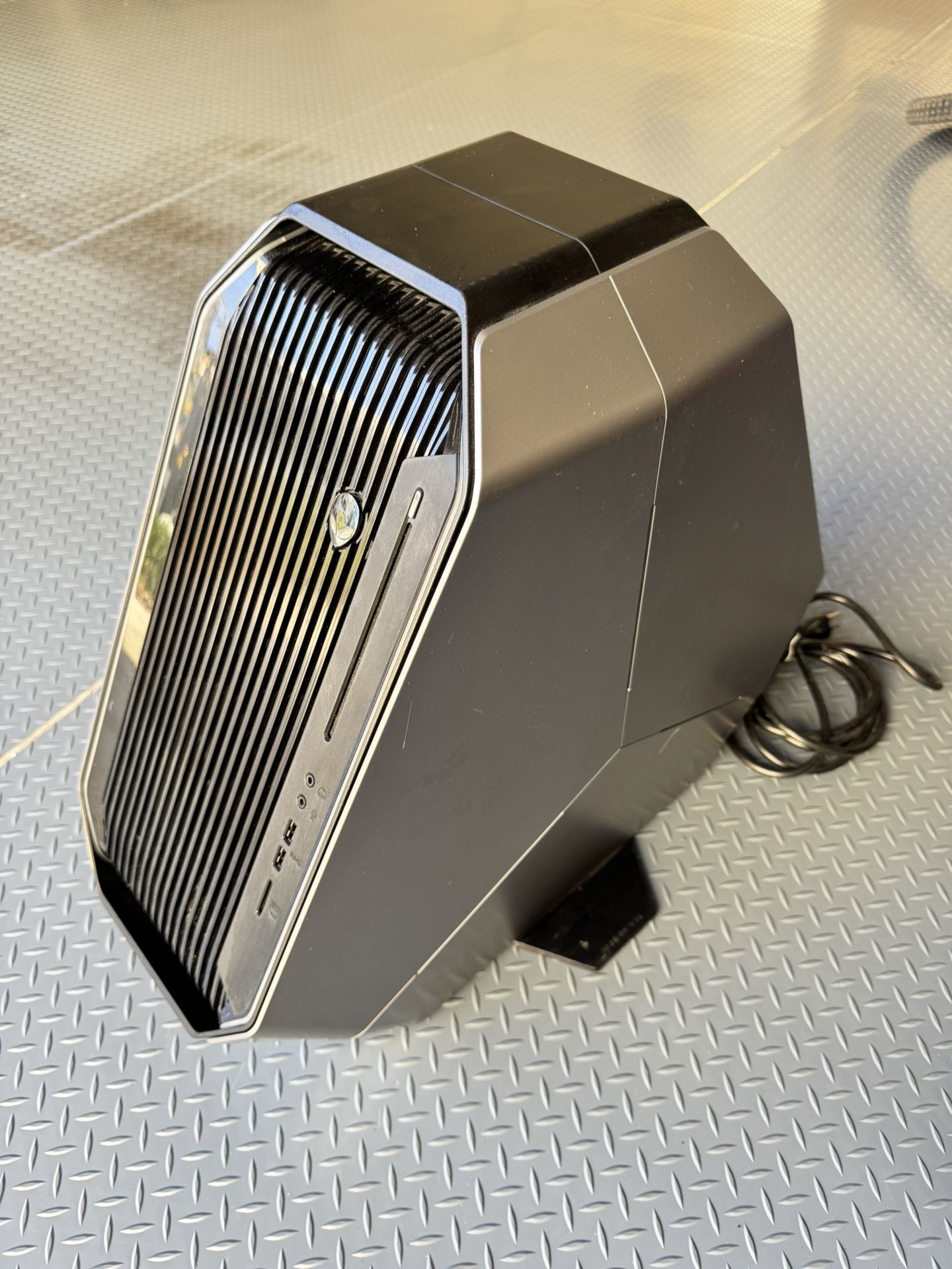 Dell Alienware Area-51 w/dual Geforce GTX 1080 for Sale in Monterey ...