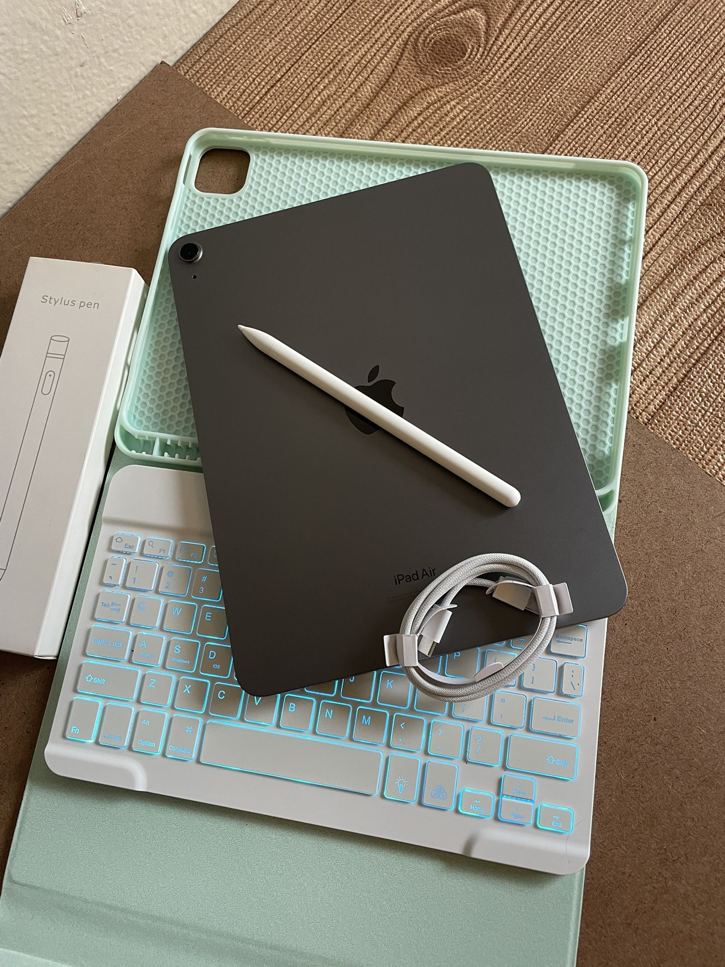 Apple iPad Air 5th Generation (M1 chip / 2022) 64GB with keyboard ...