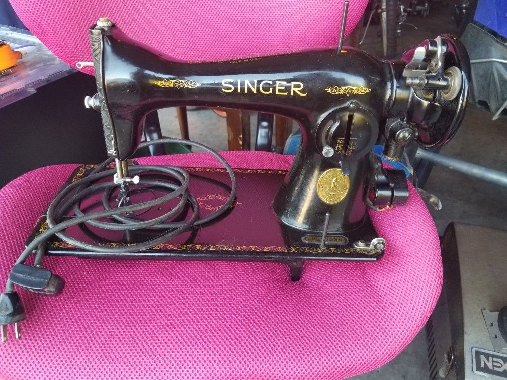 1941 Singer Sewing Machine w/ Cabinet for Sale in Lacey, WA - OfferUp