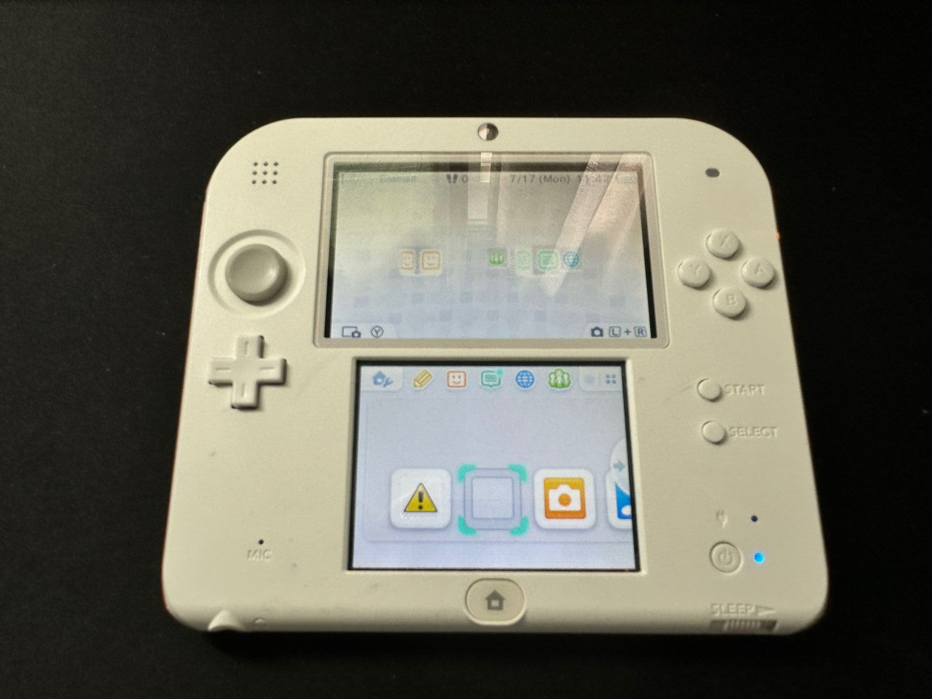 Nintendo 2DS White / Red Scarlet 3DS Console With Stylus And 4GB sD ...