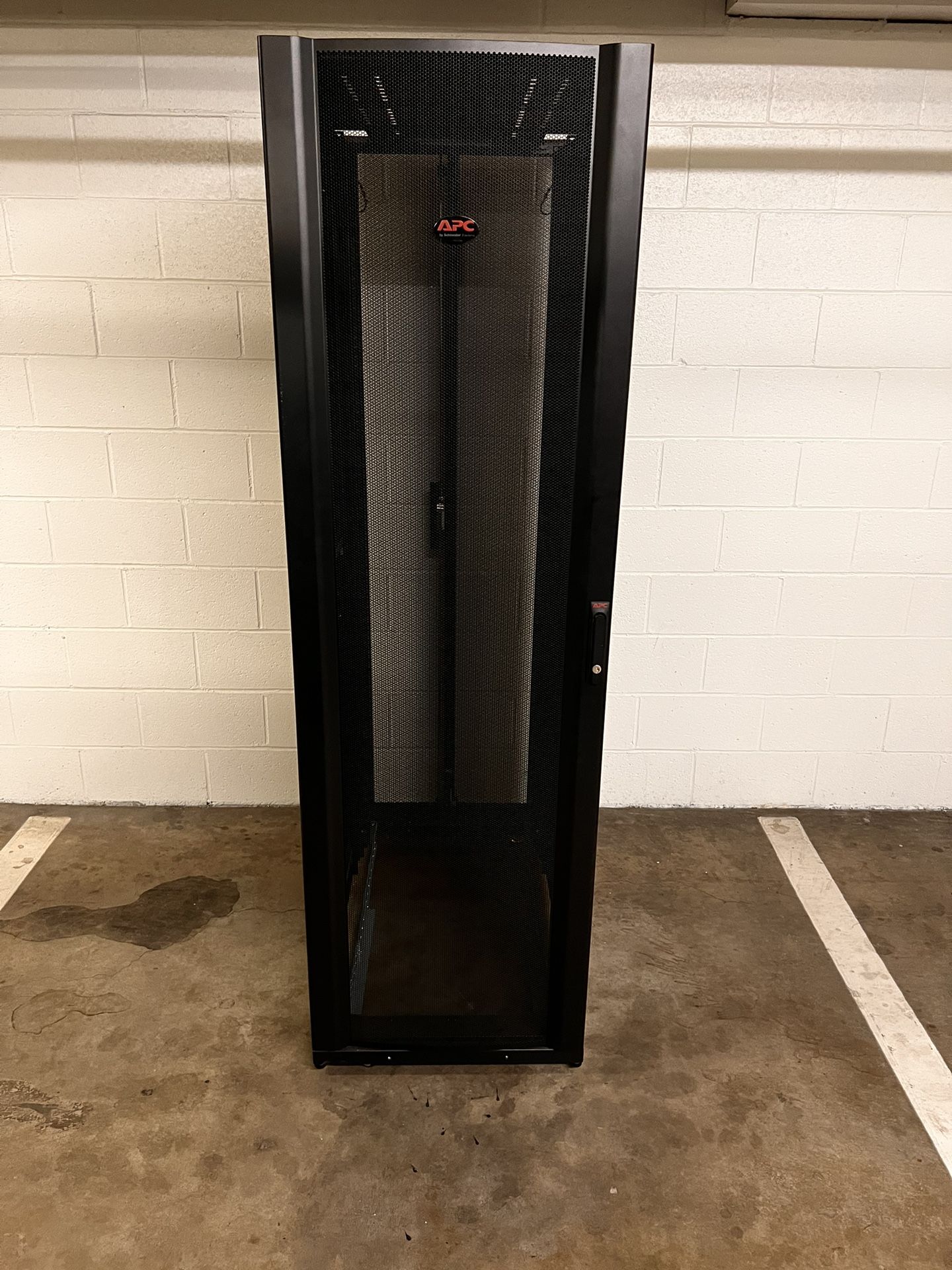 APC SERVER RACK for Sale in Los Angeles, CA - OfferUp