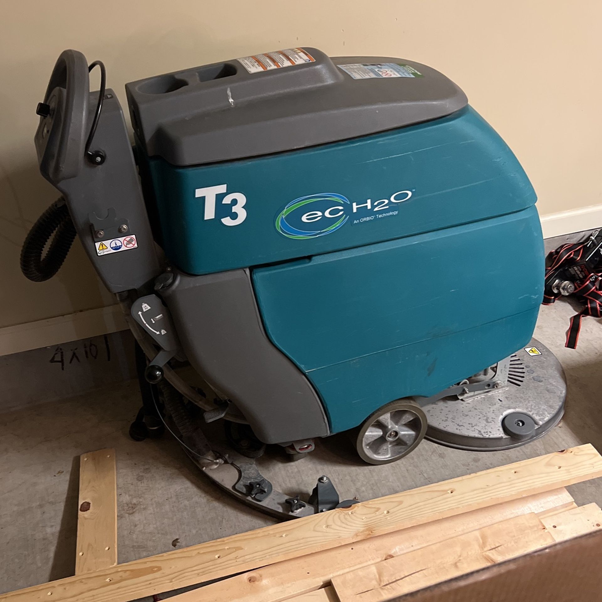 Tennant T3 Floor Scrubber for Sale in Phoenix, AZ - OfferUp