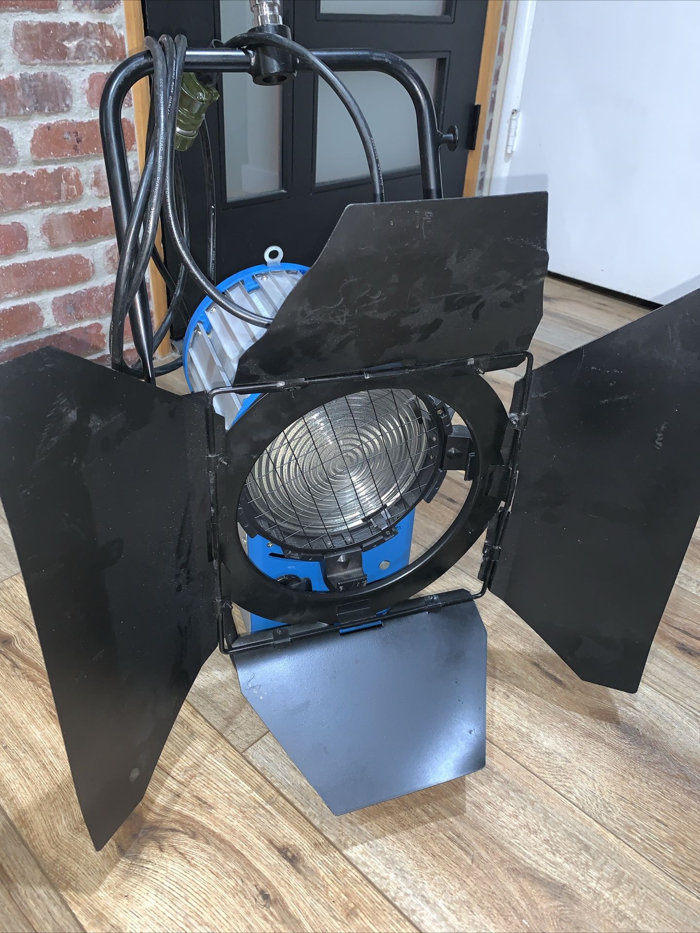Compact 1200, 1200W HMI | Video Production Lighting for Sale in Los ...