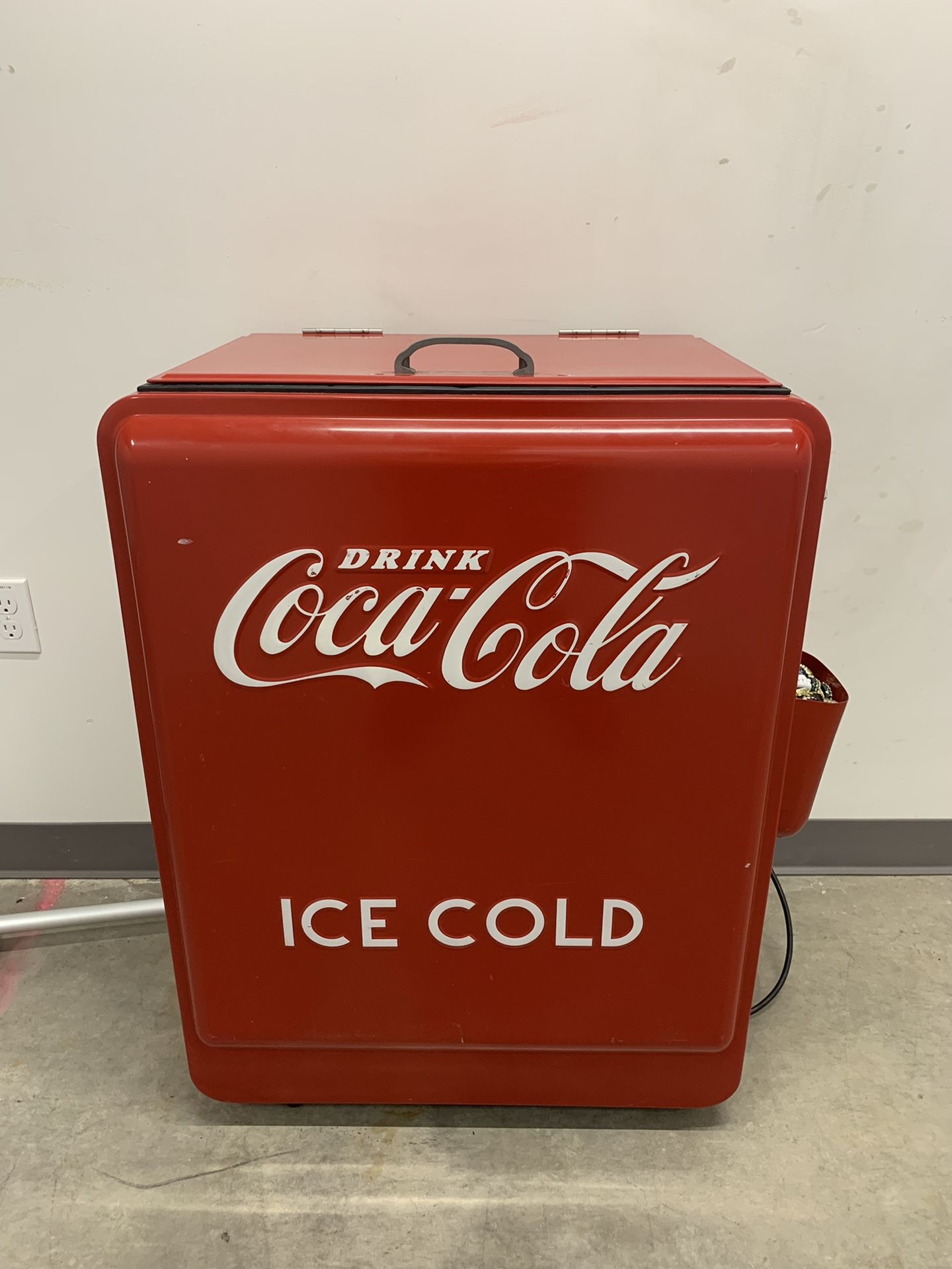 Vintage Coke Machine Cooler (with bottlecap catcher) for Sale in ...