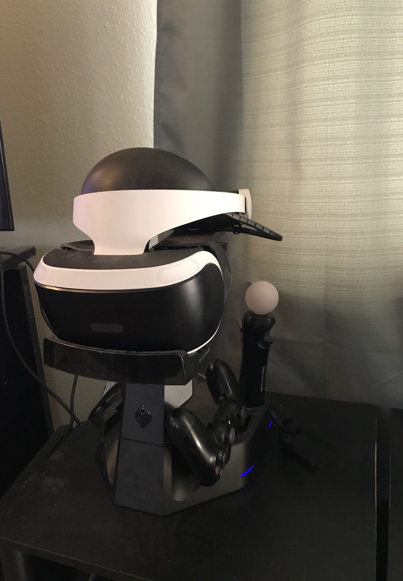 PS4 VR SYSTEM WITH CHARGING STATION, 2 wand remotes, and games for Sale ...