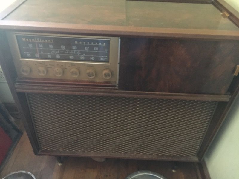 Magnificent Magnavox High Fidelity Console Turntable/Radio for Sale in ...