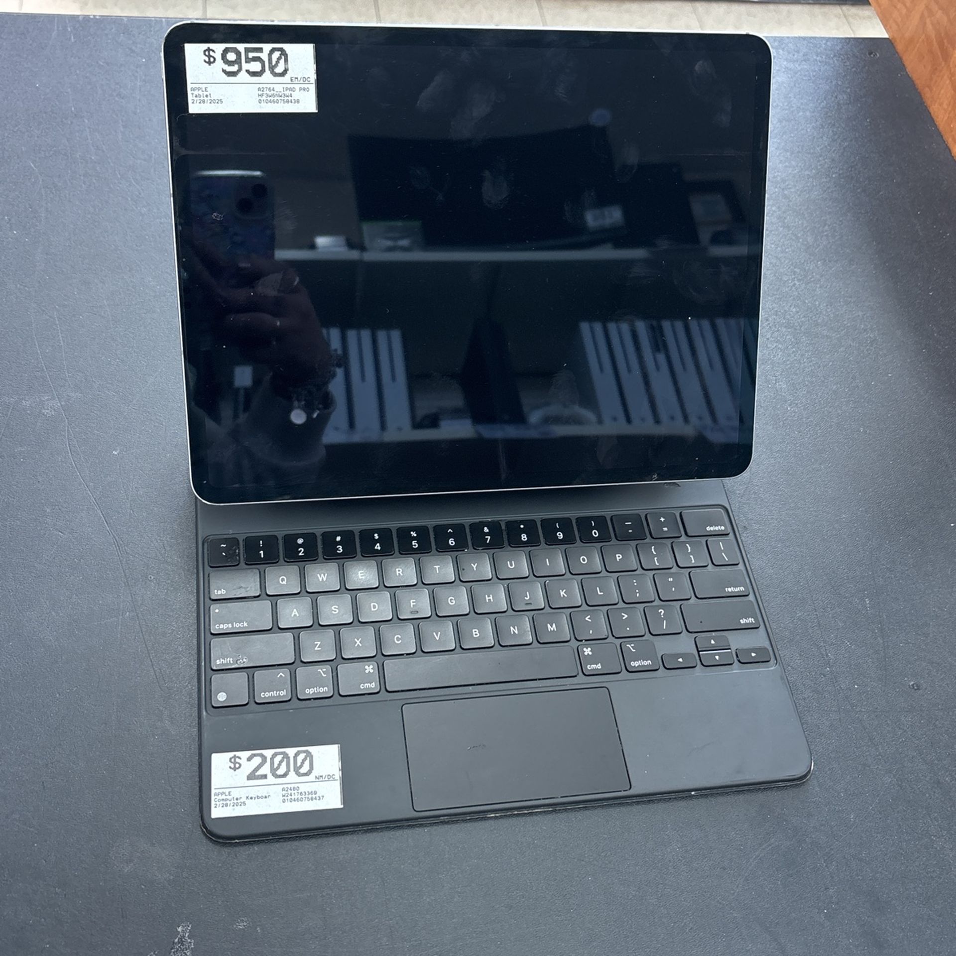 Apple iPad Pro 6th Gen With Magic Keyboard for Sale in San Antonio, TX ...