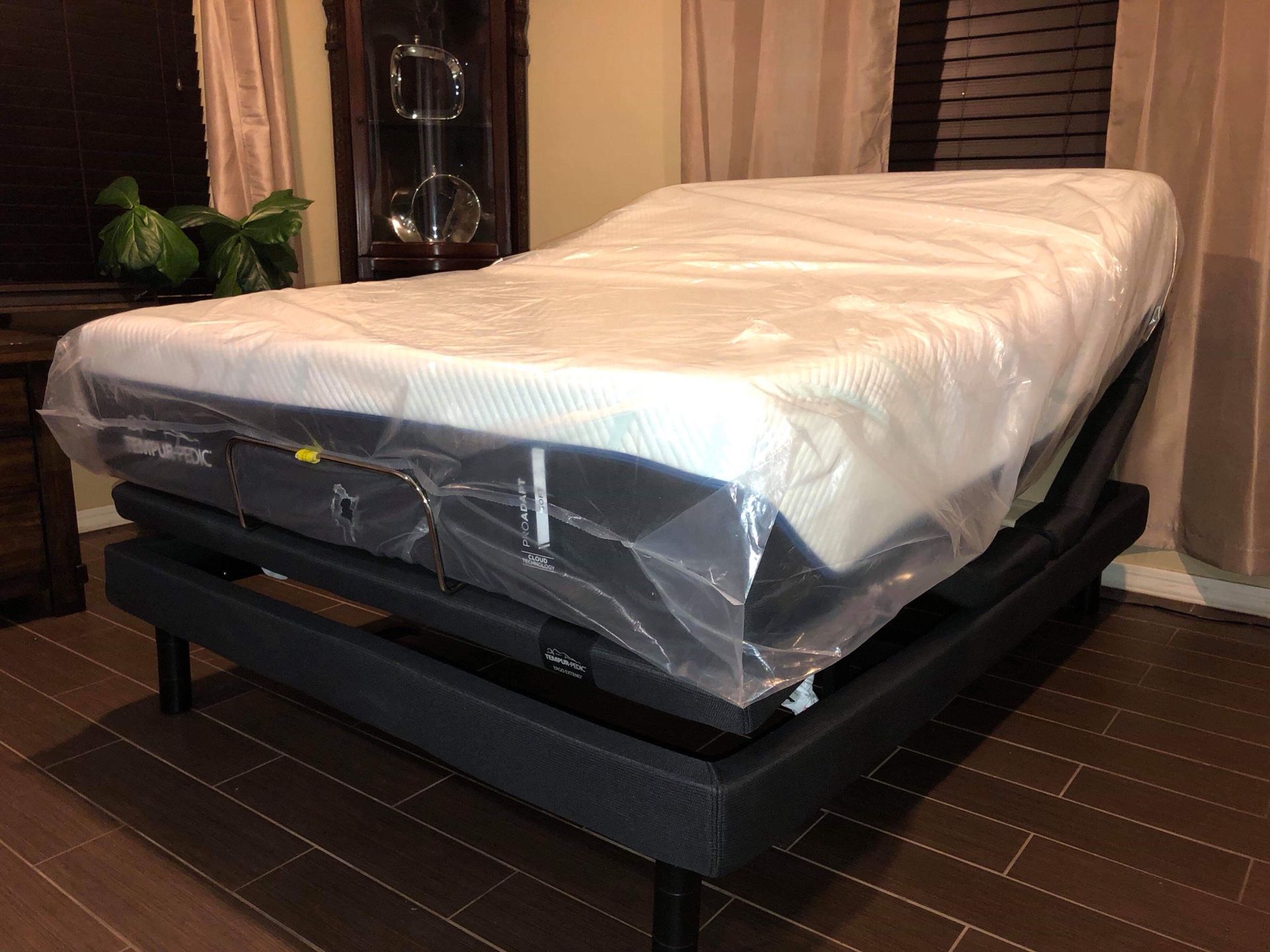 TEMPUR Pro Adapt Soft Queen Mattress + Tempur pedic Ergo Extend ...