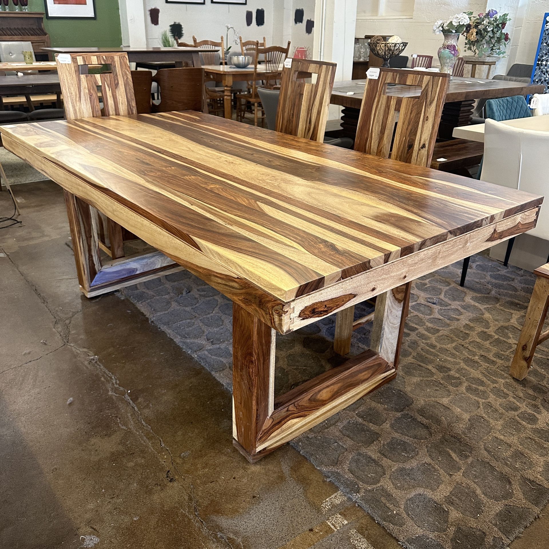 Tahoe Amber Dining Table for Sale in Everett, WA - OfferUp