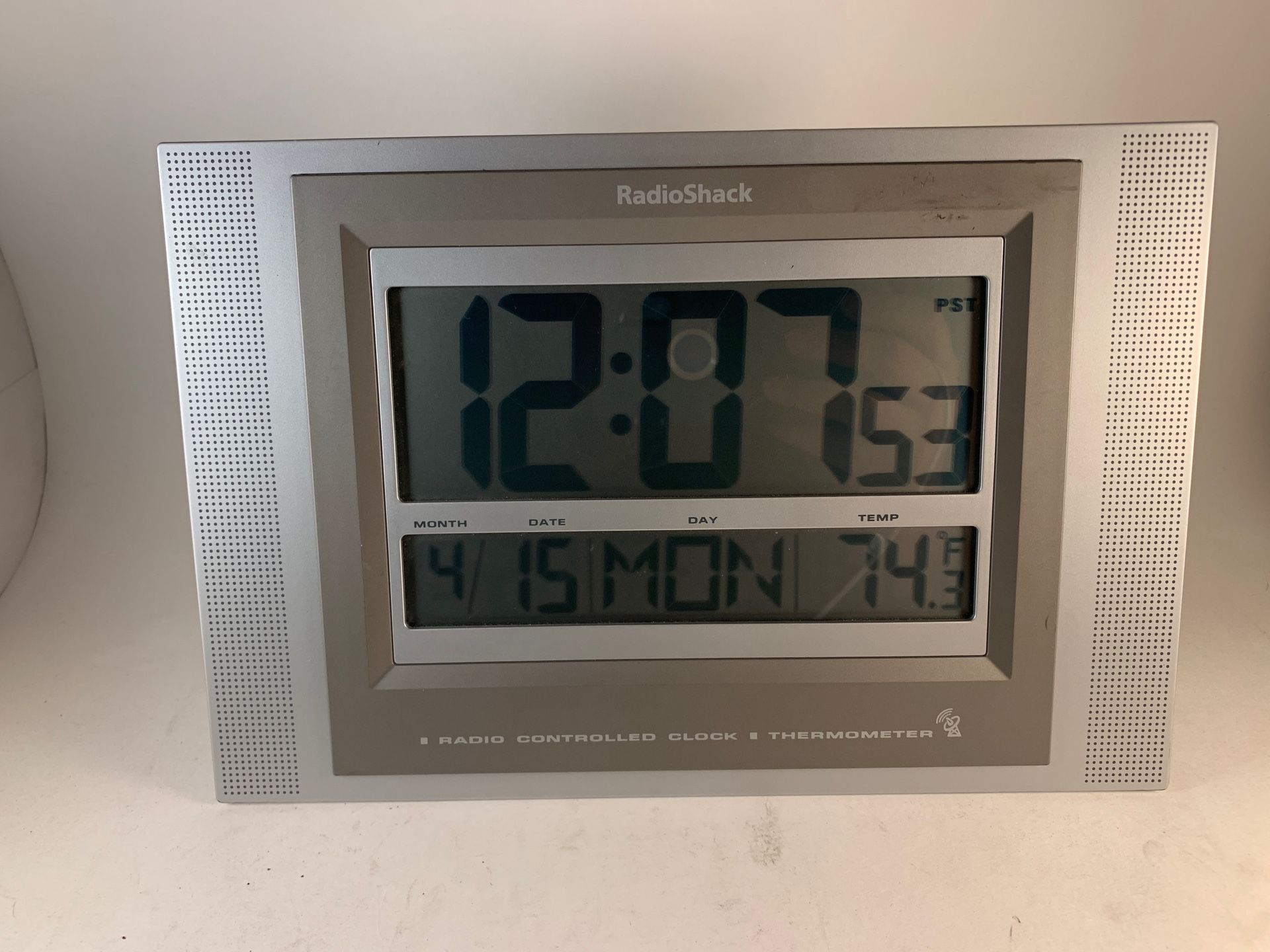 Radio Shack Radio controlled clock Thermometer for Sale in Phoenix, AZ ...