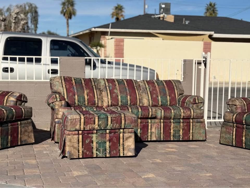 Living Room Set - Colorful and In Great Condition for Sale in North Las ...