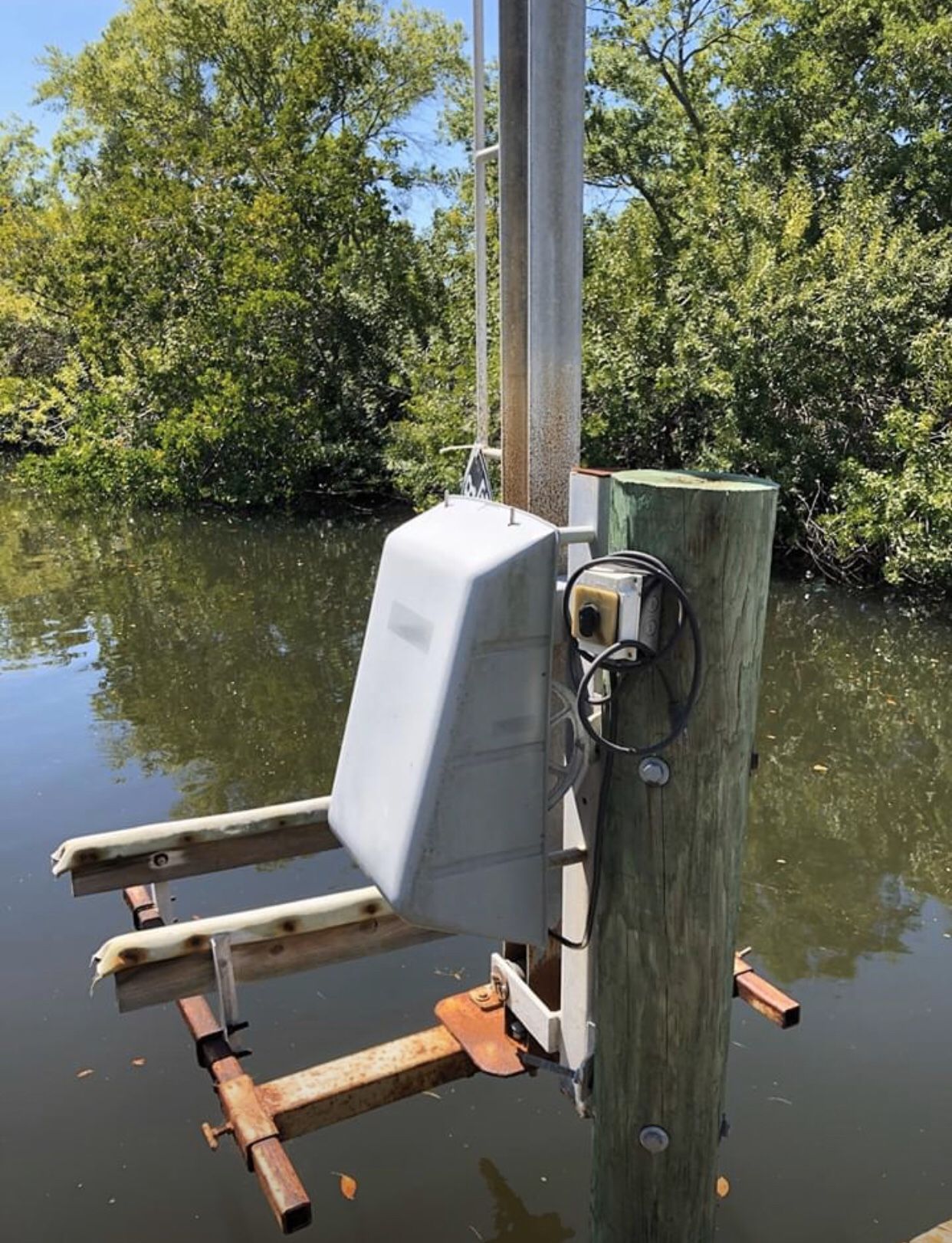 Single pole Jet Ski, small boat, or kayak lift works great! for Sale in ...