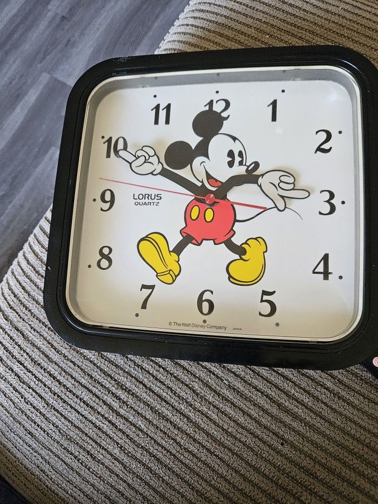 Vincent mickey mouse walk clock for Sale in Kelso, WA - OfferUp