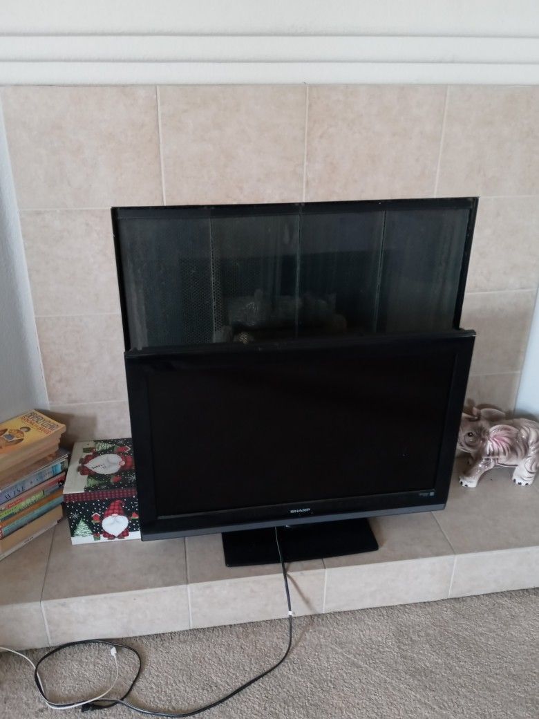 32" Sharp. With Remote Good Condition Not Smart Tv for Sale in Palmdale ...