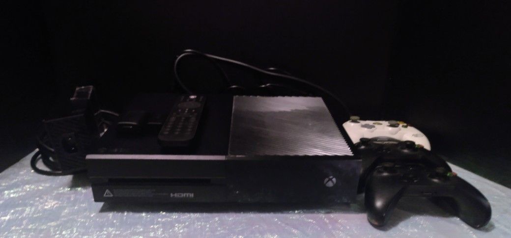 Xbox One Console 500 GB Bundle Way Too Much To List Controllers, Games ...