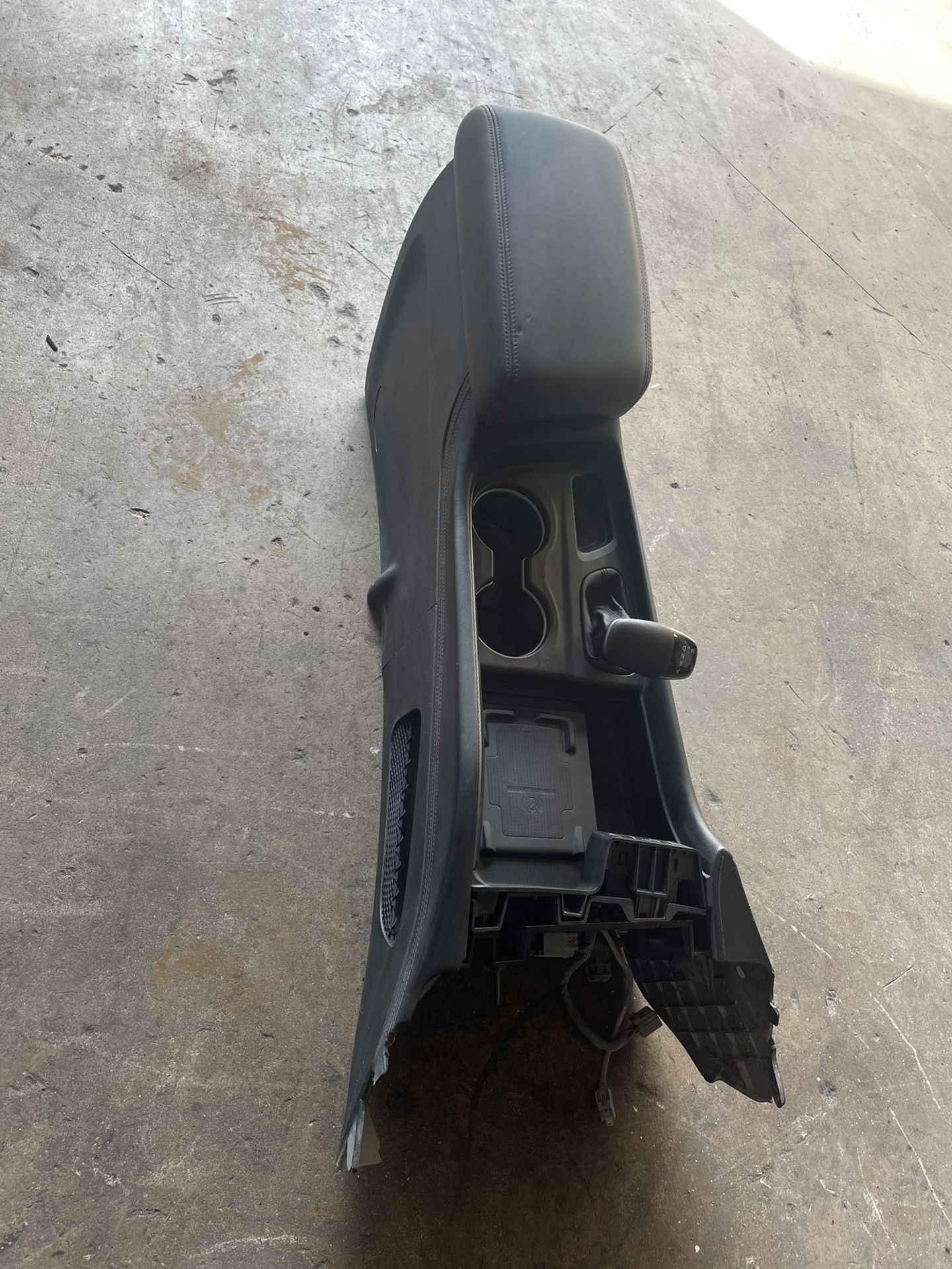 2021 Dodge Durango Center Floor Console w/ Shift Assembly And Wireless ...