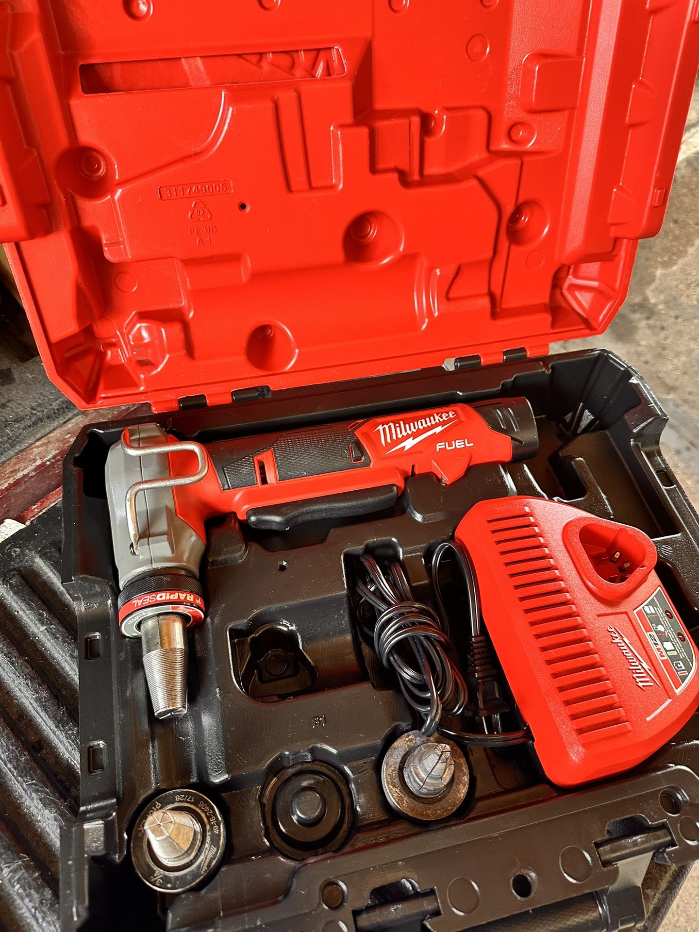 Milwaukee M12 FUEL ProPEX Expander Tool Kit with 1/2 in. - 1 in. RAPID ...