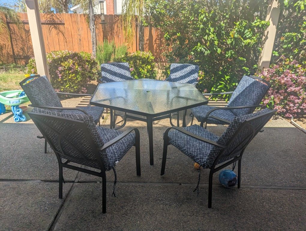 Outdoor Patio Table/Chair Set for Sale in San Diego, CA - OfferUp