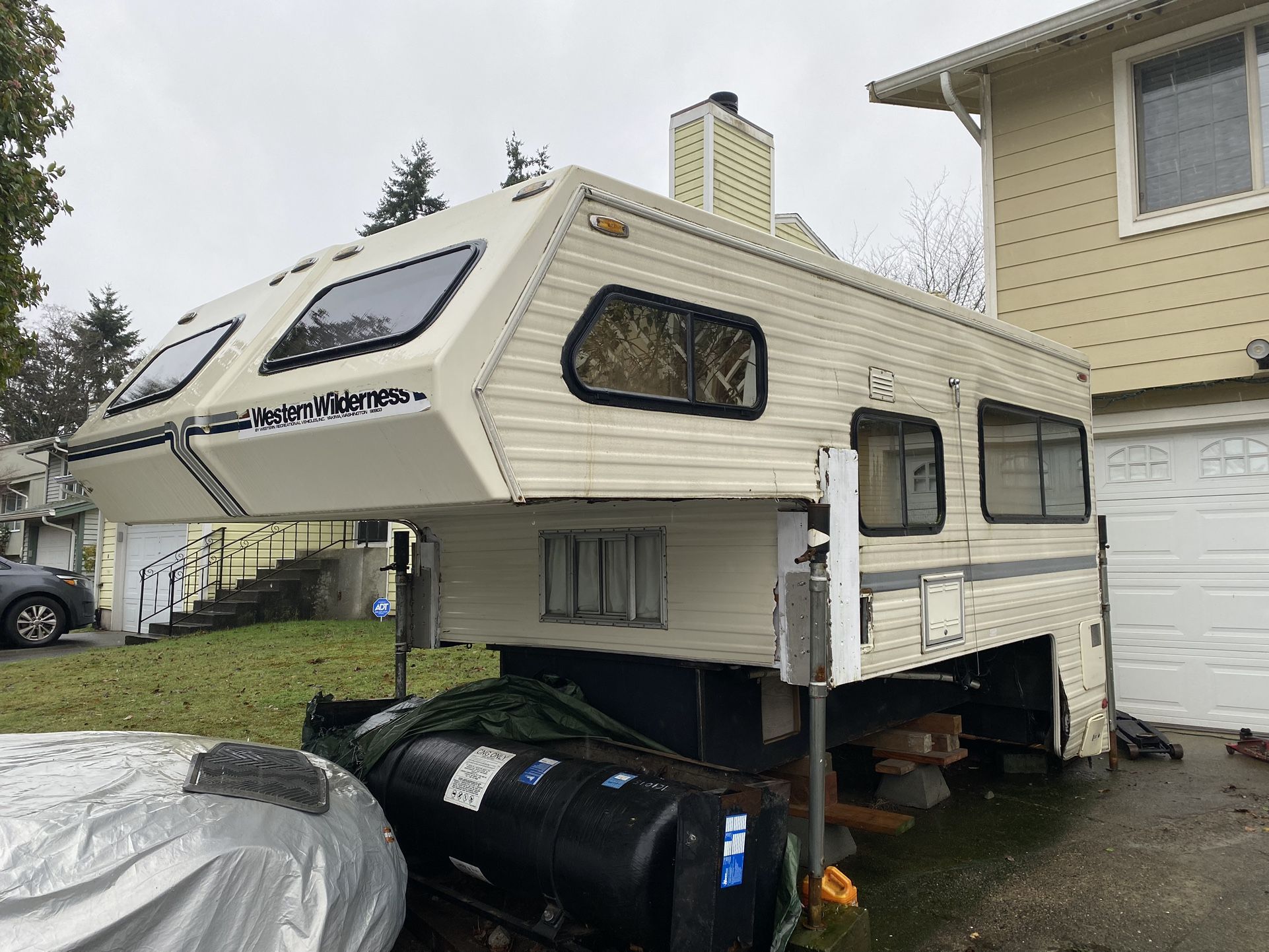 Western Wilderness 1996 Camper for Sale in Tacoma, WA - OfferUp