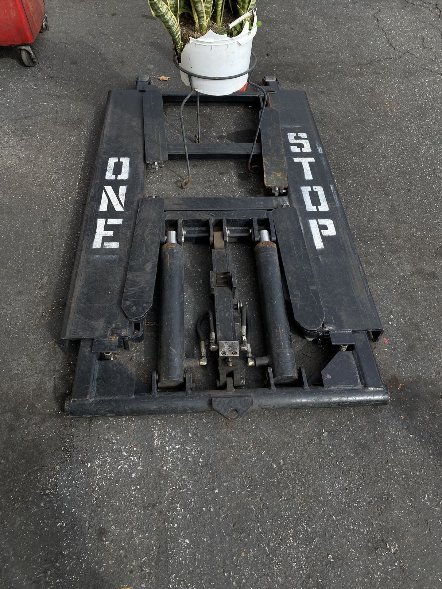 6 Thousand Pound Scissor Lift for Sale in La Habra Heights, CA - OfferUp