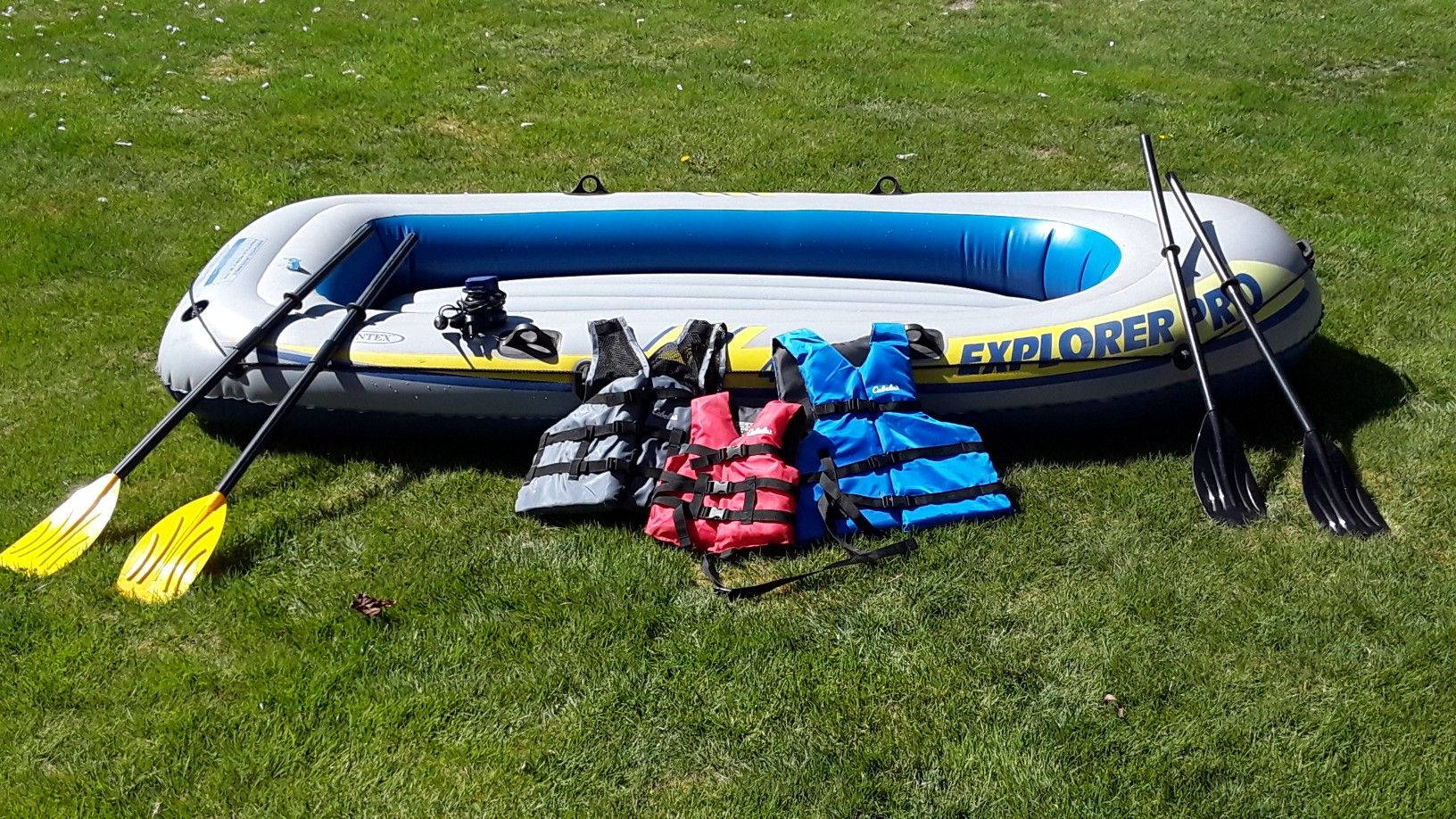 EXPLORER PRO 400 4 person inflatable boat. for Sale in Federal Way, WA ...