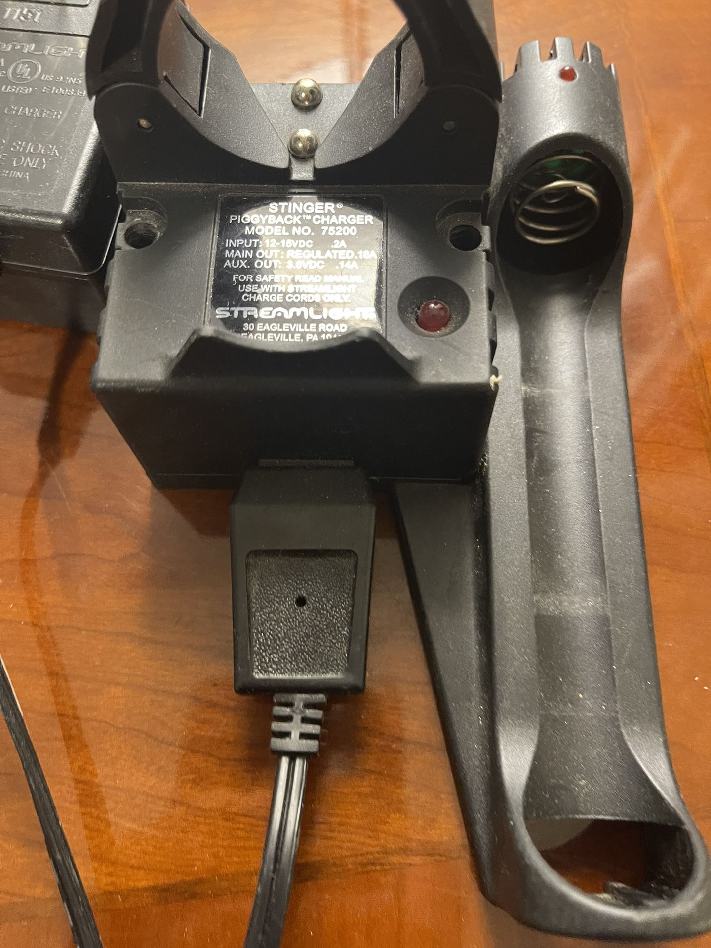 Streamlight Stinger Piggyback Charger Base 75200 and 1 Stinger 75175 ...