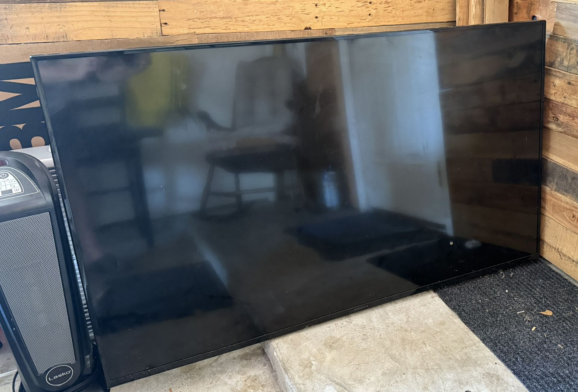 55” INSIGNIA TV WITH WALL MOUNT AND REMOTE for Sale in Old Rvr-wnfre ...