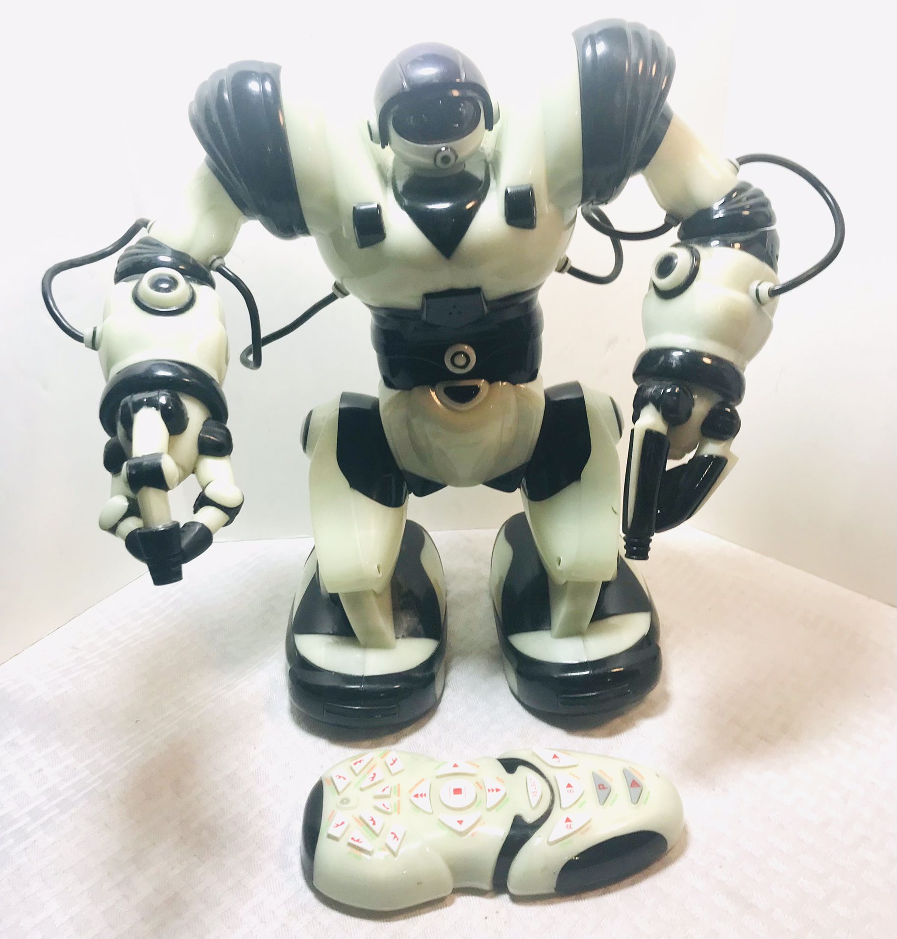Rare 2004 WowWee 14” Robot w/remote for Sale in Pawtucket, RI - OfferUp