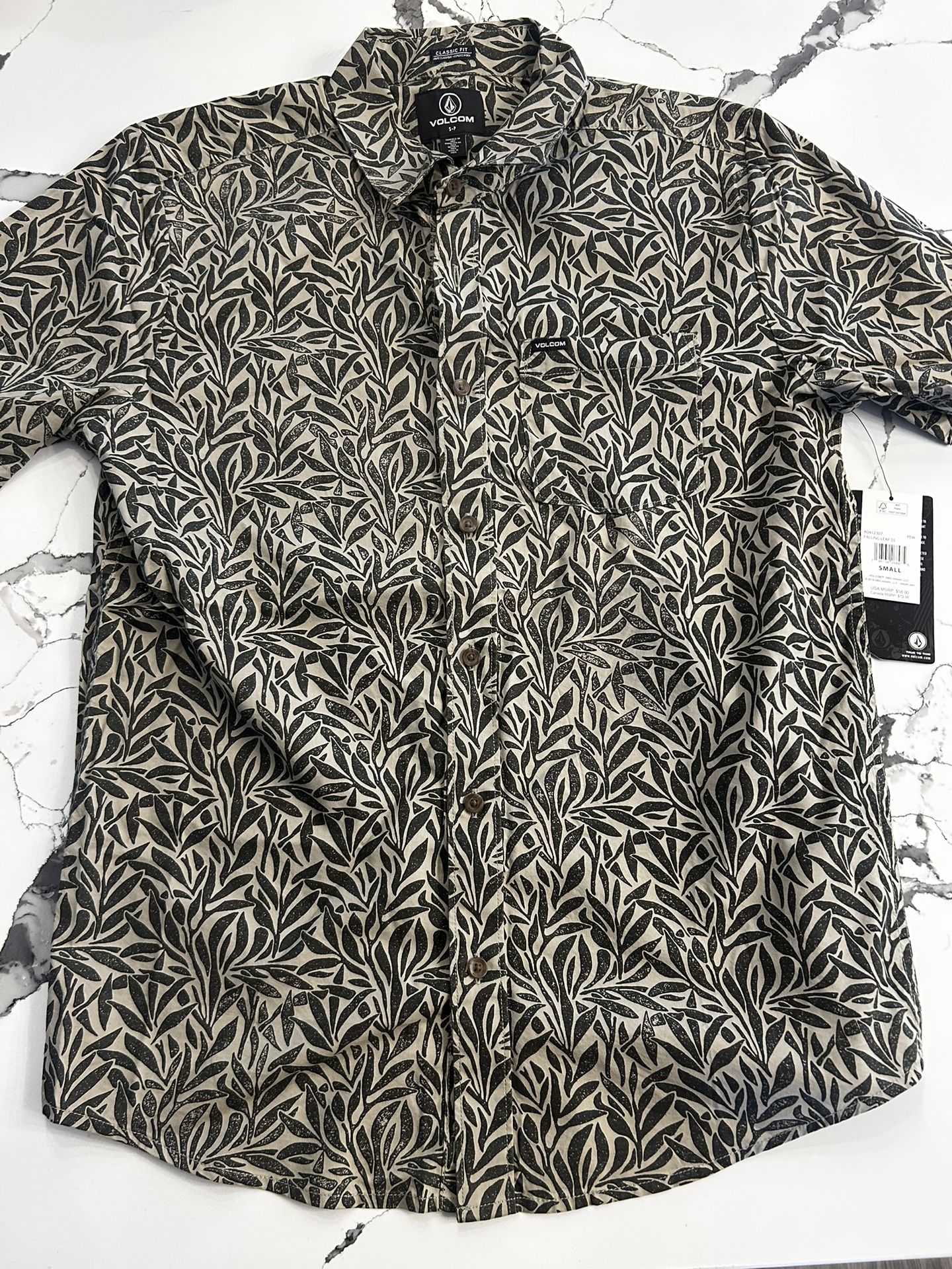 Mens NWT Volcom Button Up Top for Sale in El Centro, CA - OfferUp