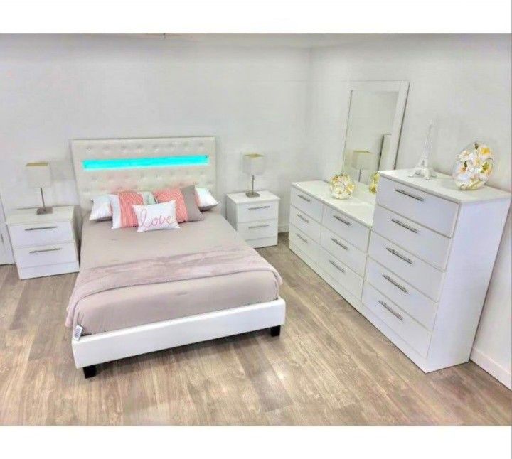 WHITE BEDROOM SET _ JUEGO DE CUARTO BLANCO for Sale in North Miami ...