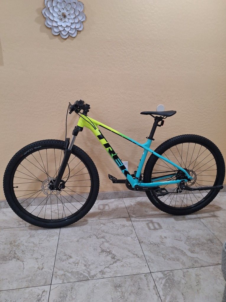 TREK MARLIN 5 MOUNTAIN BIKE 29 ER LIKE NEW ( CHECK MY OTHER BIKES) for ...