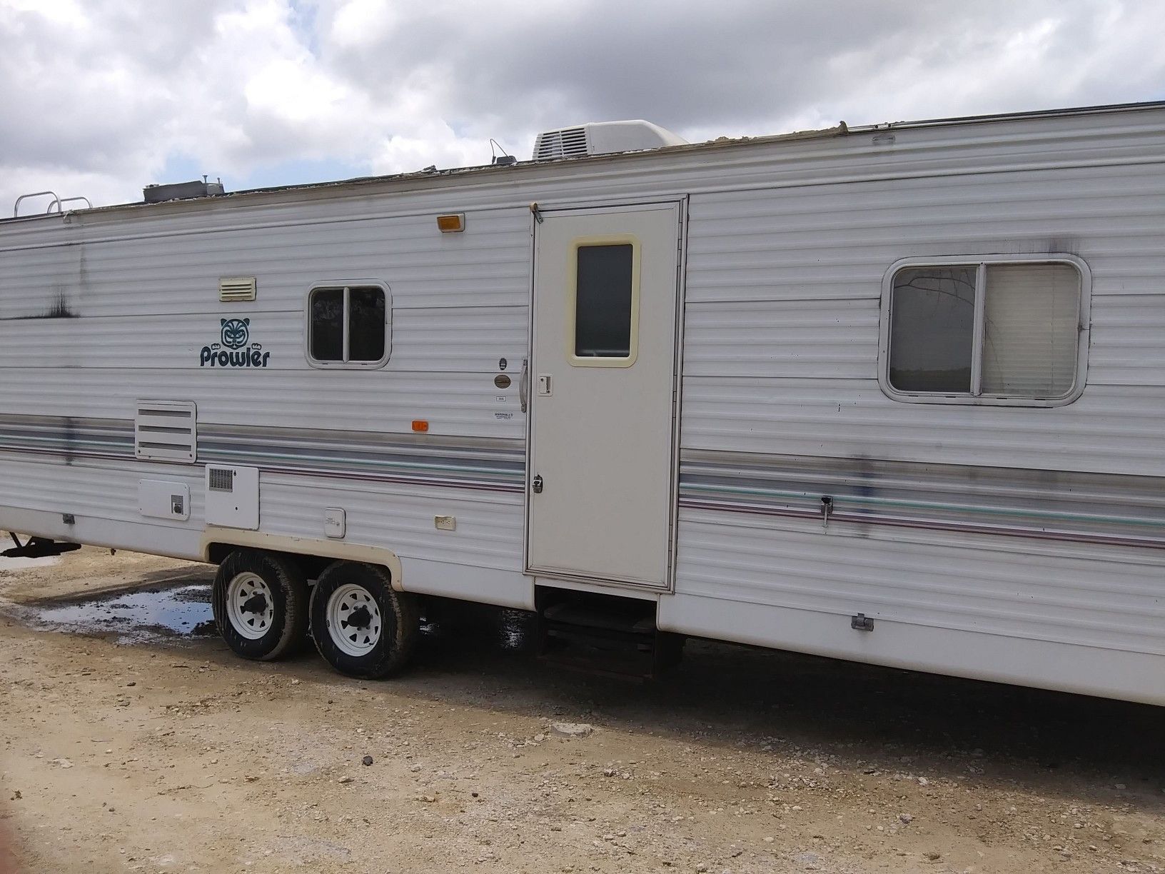 2001 prowler 30 ft tow behind camper for Sale in Poteet, TX - OfferUp