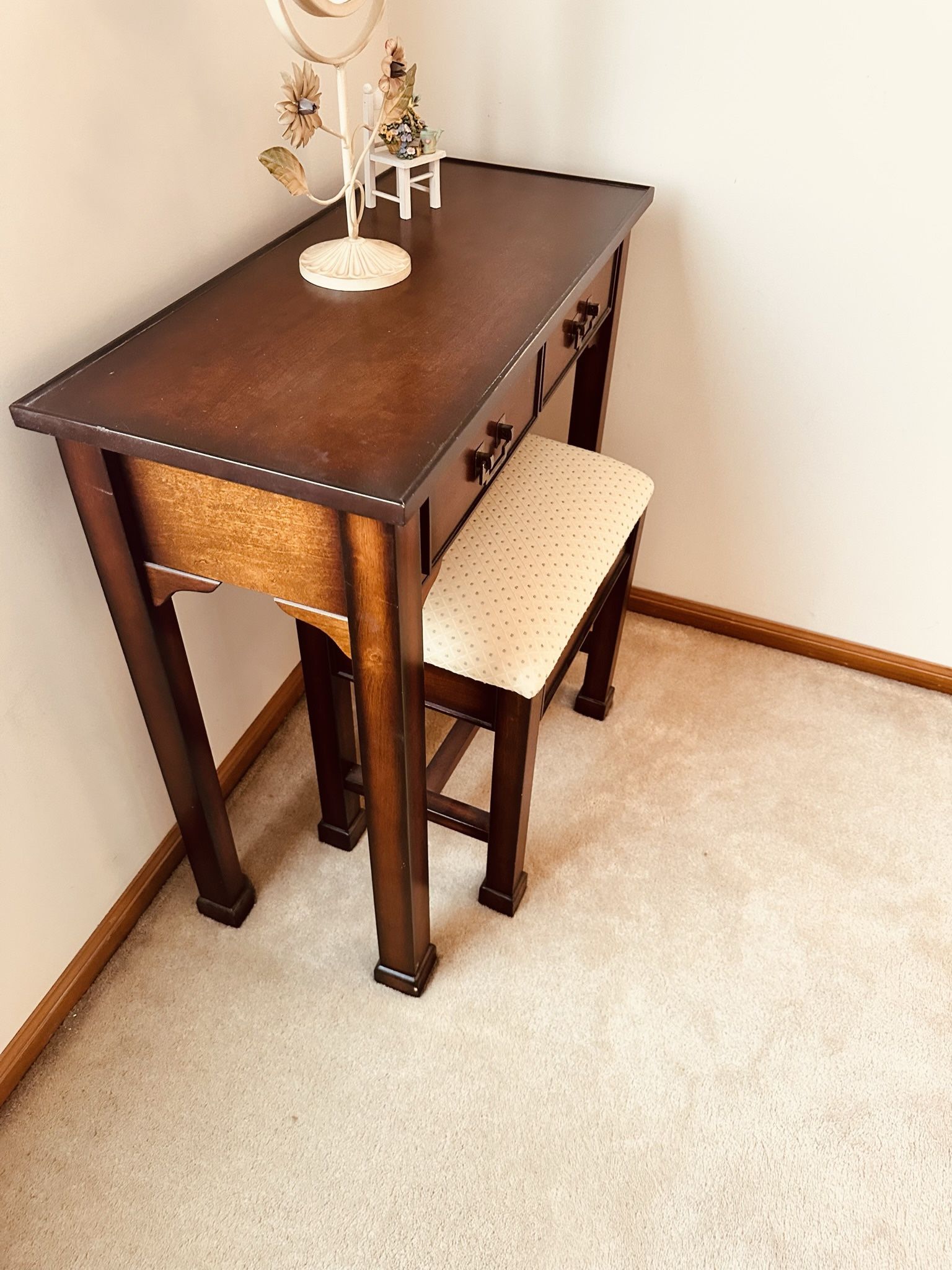 Bombay Company Vanity & Stool for Sale in Issaquah, WA - OfferUp