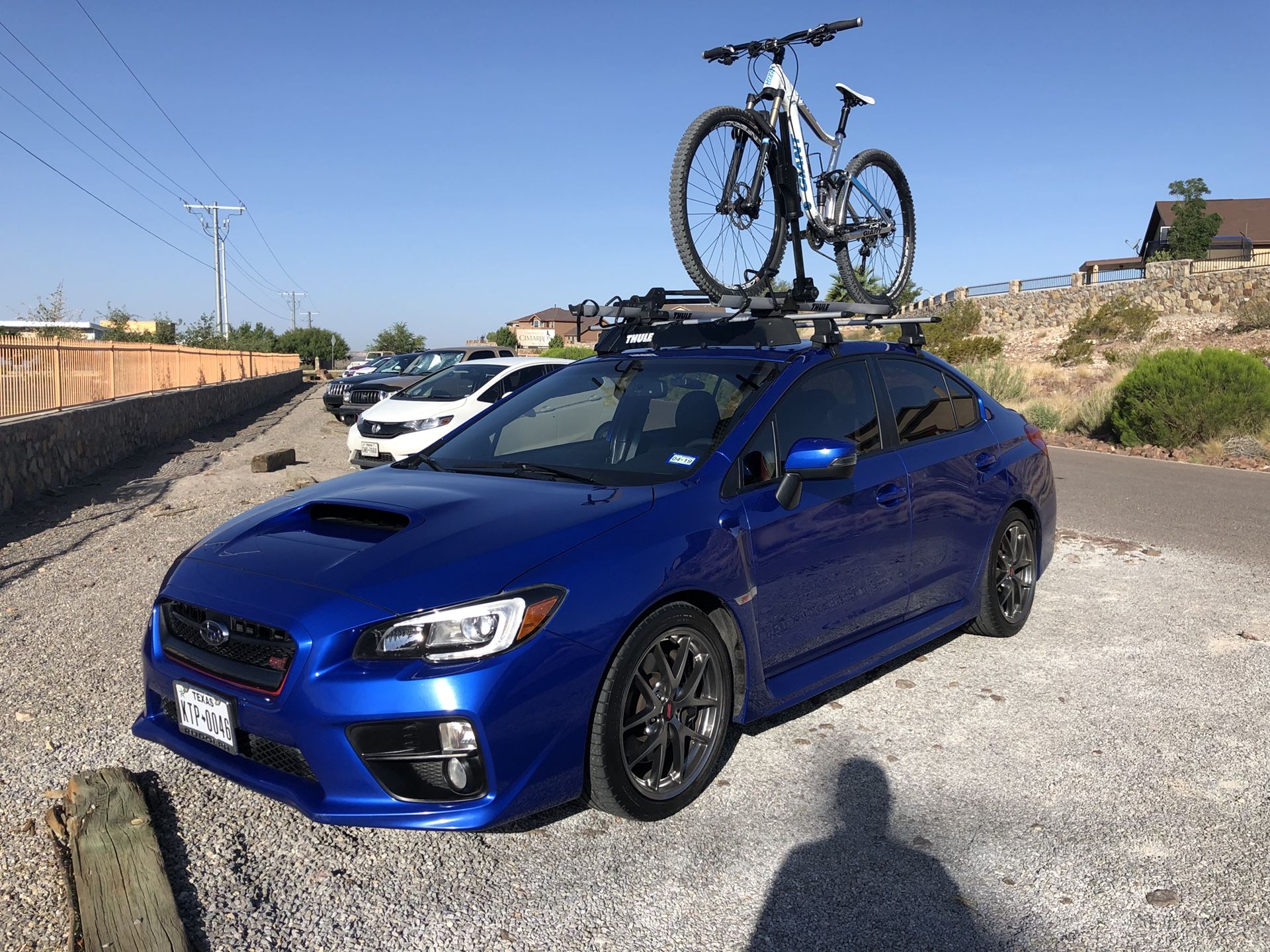 Thule Aeroblade with 2 upright carriers and wind deflector *still ...