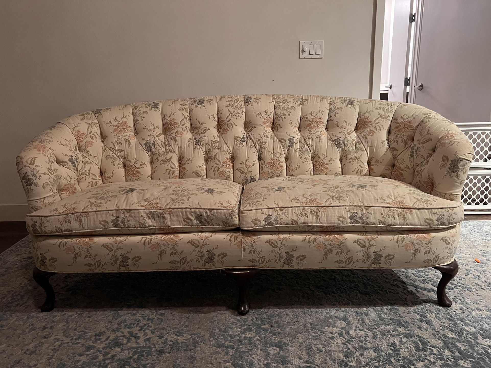 This French Tufted Vintage Sofa Couch for Sale in Scottsdale, AZ - OfferUp