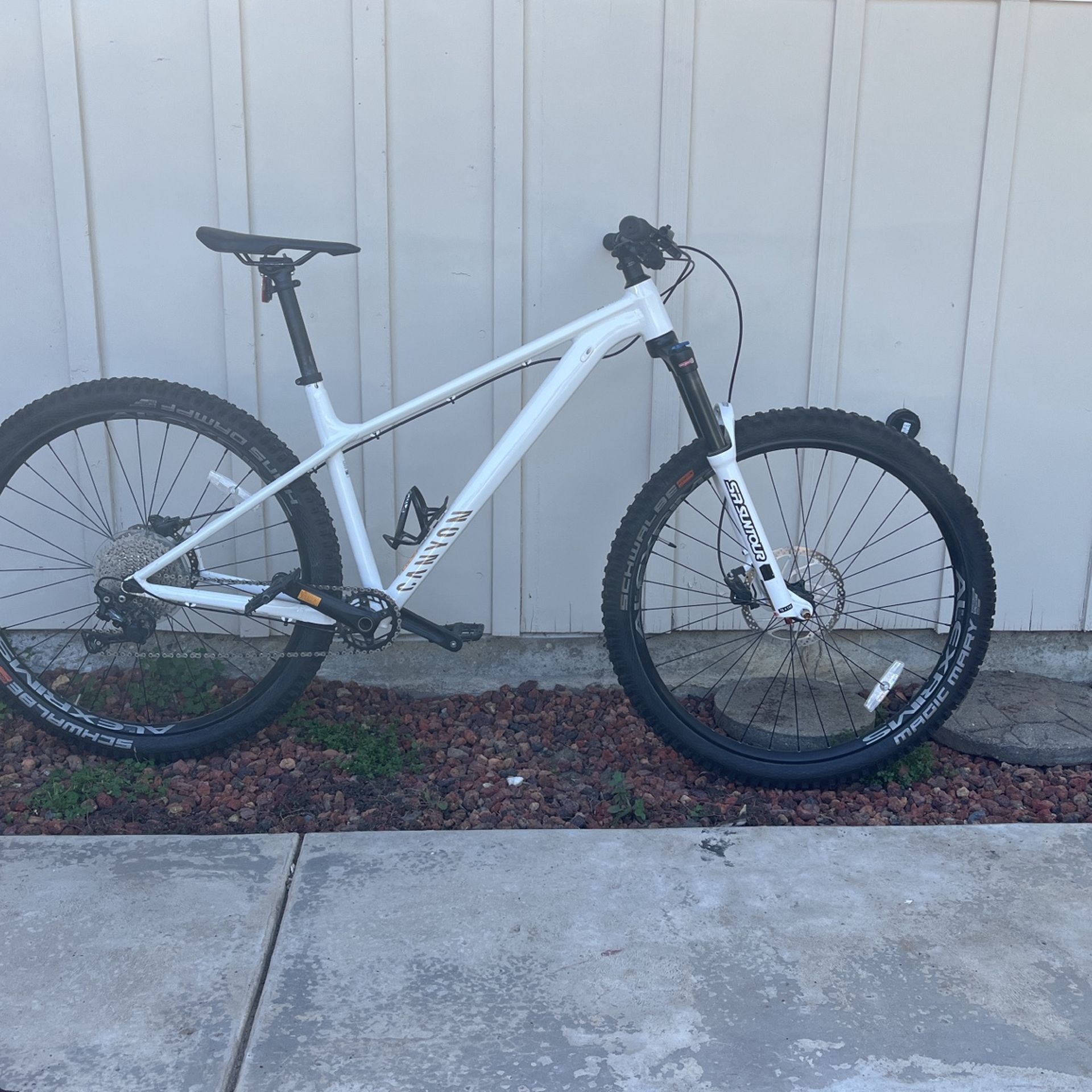 Canyon Stoic 3 Mint Condition for Sale in Los Angeles, CA - OfferUp