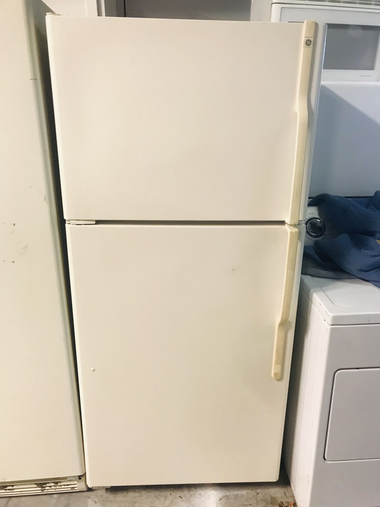 USED GE EGG SHELL WHITE REFRIGERATOR WITH ICE MAKER 18 CUBIC COMES WITH ...