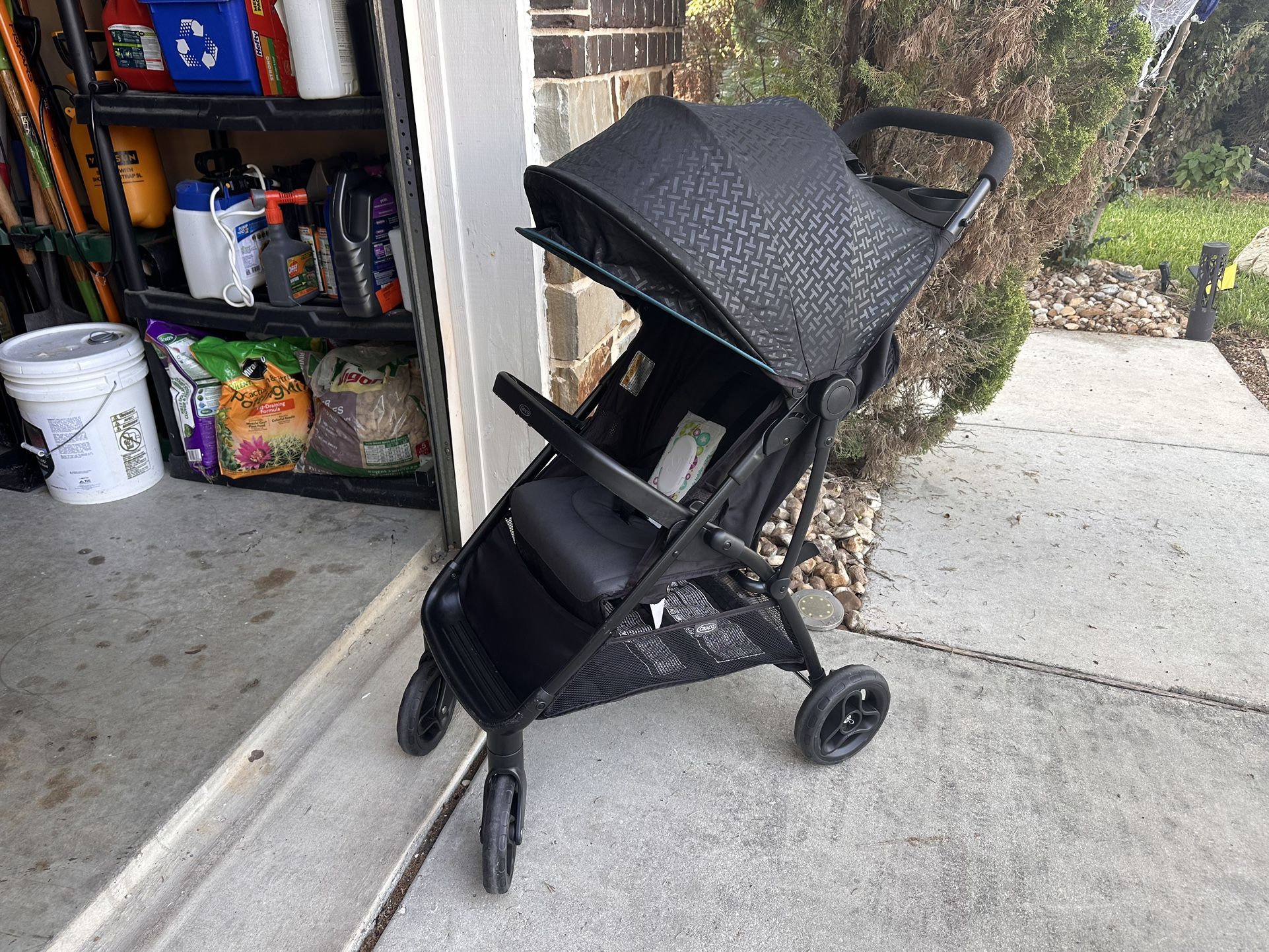 Graco Black Traveling Stroller With Retractable Canopy for Sale in San ...