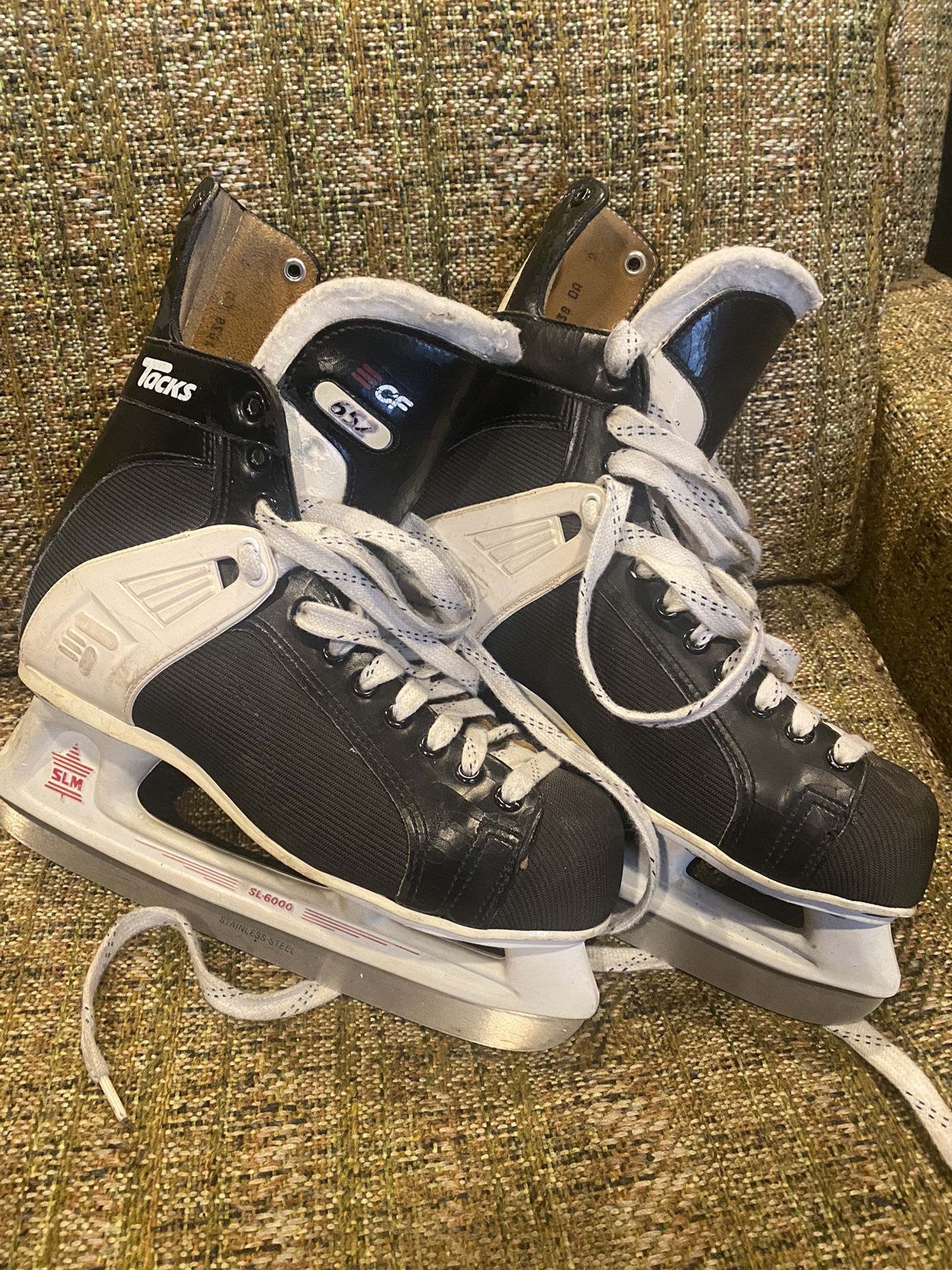 Matthews' old school Tacks skates, Sunday vs the Preds : r/leafs