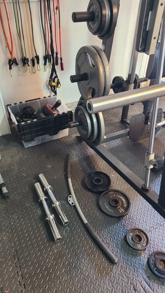 Complete Gym Set Up. Smith/free Weight Cage With 565lbs Of Weight And ...