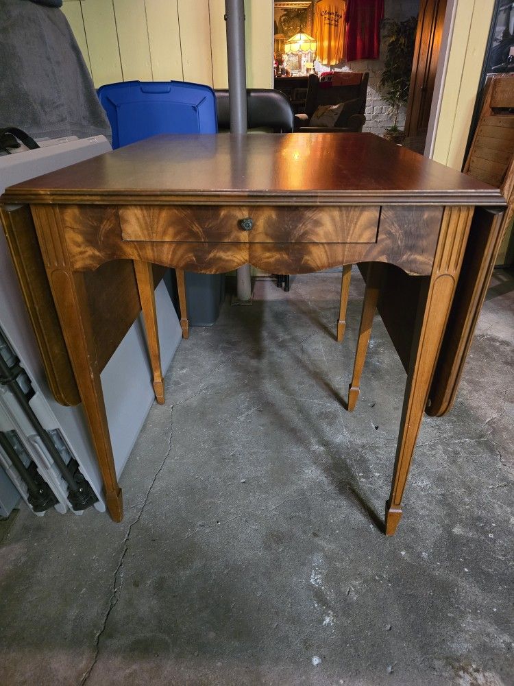 Drop Leaf Gate Leg Table With 4 Chairs for Sale in Galesburg, IL - OfferUp
