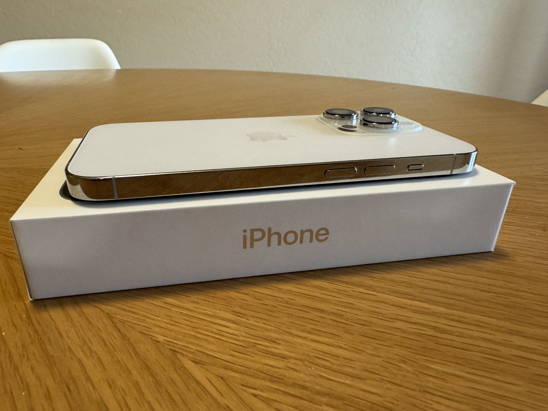 iPhone 14 Pro (White, 128GB, Unlocked) Mint Condition for Sale in ...
